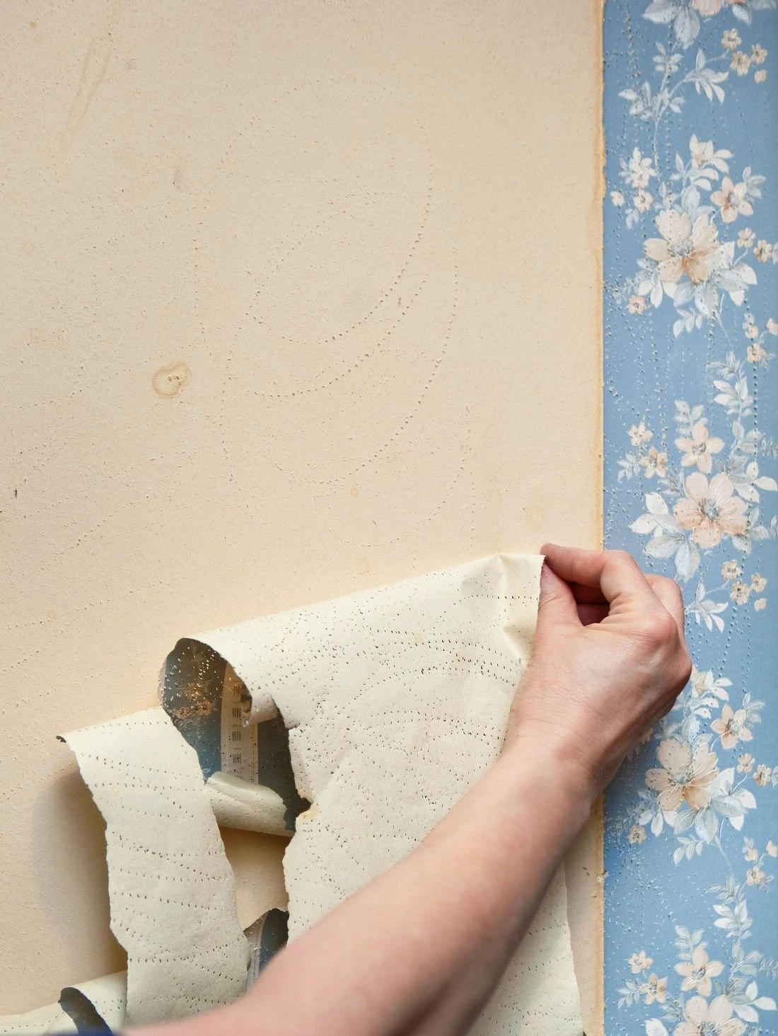 Wallpaper Removal before Painting: Professional Insights